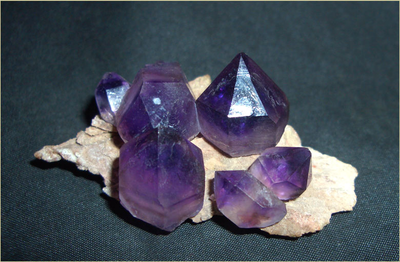 Amethyst. Кристаллы аметиста. Фото,свойства,магия,история,легенды